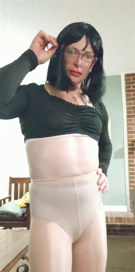 Lisa Bin Various Outfits Photo 11