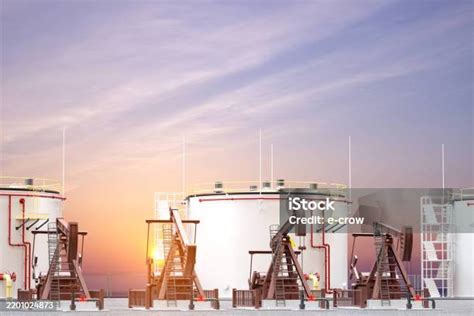기름의 발상지 일몰을 배경으로 저장 탱크가 있는 유정 펌프잭 0명에 대한 스톡 사진 및 기타 이미지 0명 가솔린 건설 기계류 Istock