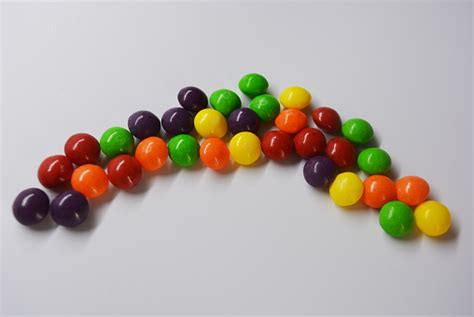 인기 있는 맛 있는 다채로운 달콤한 흰색 바탕에 있다 많은 둥근 과자는 밝은 정제의 형태로 땀과 밝은 색상으로 활기찬 0명에 대한 스톡 사진 및 기타 이미지 Istock