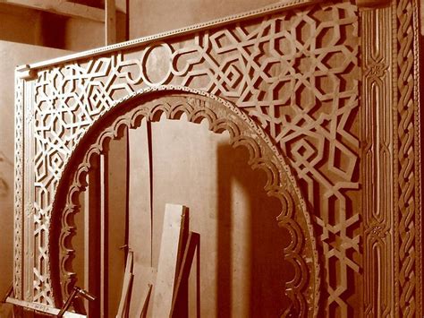 قوس أرابيسك لواجهة محل تجاري