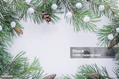 전나무 가지가있는 크리스마스 흰색 배경 복사 공간이있는 전나무 나뭇 가지로 만든 프레임 가문비나무에 대한 스톡 사진 및 기타 이미지 가문비나무 겨울 계절 Istock