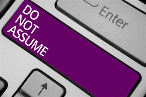 텍스트 기호 보여주는 가정 하지 마십시오입니다 개념 사진 오해 혼란 문제 자주색 키보드 키 의도 하지 않으려면 먼저 물어 반사 문서 컴퓨팅 컴퓨터 만들 결심에 대한 스톡