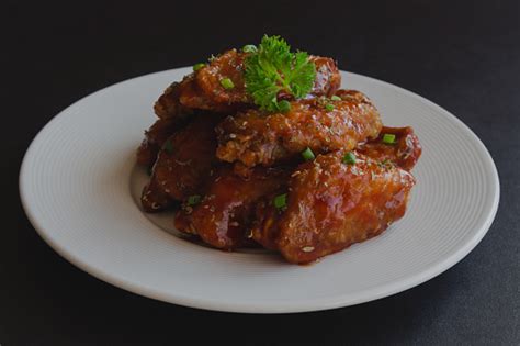 흰색 접시에 바베 큐 닭 날개 바비큐 소스를 찍기와 함께 제공 됩니다 수 제 바베 큐 닭 날개 축 축 하 고 매운 맛 바베 큐 닭 날개 칠리 소스 또는 토마토 Sauce와