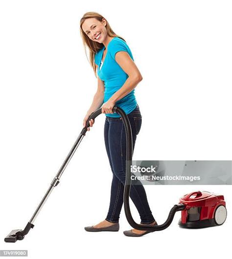 Lantai Menyapu Wanita Dengan Penyedot Debu Terisolasi Foto Stok Unduh Gambar Sekarang Istock