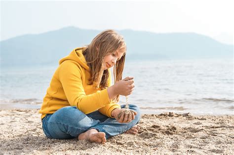 외롭고 아름다운 슬픈 소녀 십대는 모래 바다 해변에 생각에 잠겨 앉아 있다 꿈 불안 미래에 대한 걱정 학교 친구 부모 십대 괴롭힘 청소년 사춘기의 심리적 문제 8 9 살에