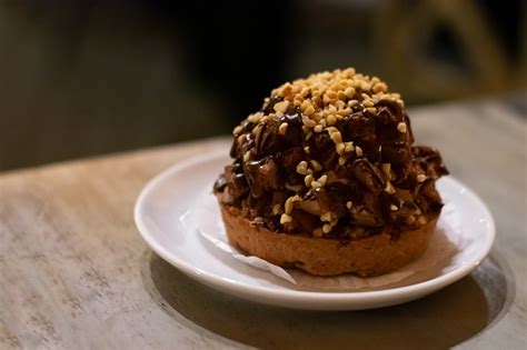 나무 테이블에 흰색 접시에 견과류와 초코 크림을 곁들인 초콜릿 머핀 케이크 견과에 대한 스톡 사진 및 기타 이미지 견과 머핀 초콜릿 Istock