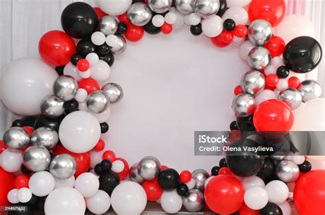 여러 가지 빛깔의 밝은 풍선 배경 축제 파티 및 생일 축하 장식 복사 공간이 있는 배너입니다 0명에 대한 스톡 사진 및 기타 이미지 Istock