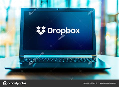 Poznan Pol Mar 2020 Laptop Computer Displaying Logo Dropbox File — Stock Editorial Photo
