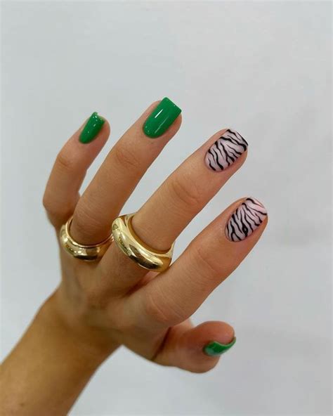 51 مدل ناخن سبز دخترانه جدید 1402 ؛ طرح های روشن و تیره شیک