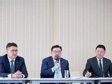 ФОТО Төсвийн тухай хуульд нэмэлт өөрчлөлт оруулах тухай хуулийг Сангийн яаманд хүлээлгэн өгөв