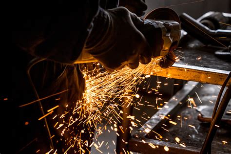 자동차 정비사 손 용접 연 삭 기계 닫습니다 자동차 배기 파이프를 절단 하는 동안 분쇄기의 스파크 강철에 대한 스톡 사진 및 기타 이미지 Istock