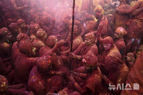 색채의 향연 인도 홀리 축제 앞두고 열린 라트마르 홀리 뉴시스pic
