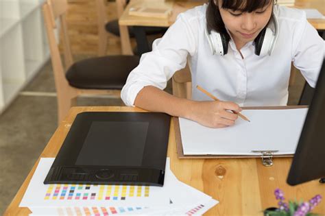 프리랜서 그래픽 디자이너 그리기 흰 종이에 디지털 태블릿 및 색상 견본 카탈로그 샘플나무 책상에 창의력 편집기 아이디어 개념 Cmyk에 대한 스톡 사진 및 기타 이미지