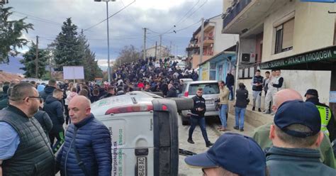 Бес на улиците во Кочани демолирано кафуле превртен автомобил каменувана општинската зграда