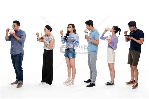 不同年龄吃快餐的人们排队高清图片下载 正版图片507677875 摄图网