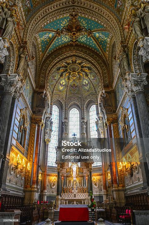 리옹의 노트르담 드 푸르비에르 대성당 내부 모습 1872 년에서 1896 년 사이에 지어졌습니다 페인트 칠한 천장과 종교 조각품이있는 주요 제단을 바라 봅니다 건축에 대한