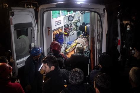 Над 1300 са загиналите при мощното земетресение в Турция и Сирия