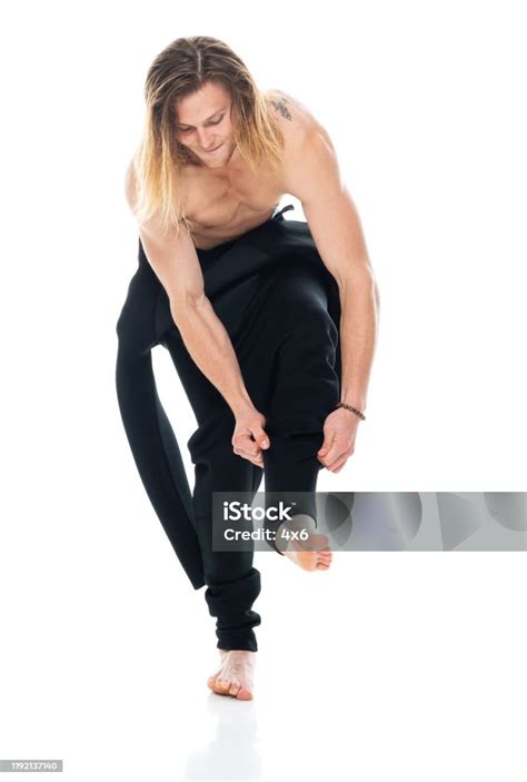 맨발수영복수영복을 입고 옷입기수영복을 입고 2029세 성인 잘생긴 사람 금발 머리긴 머리 코 카 서 스 남성젊은 남자의 전체 길이1 인 20 24세에 대한 스톡 사진 및