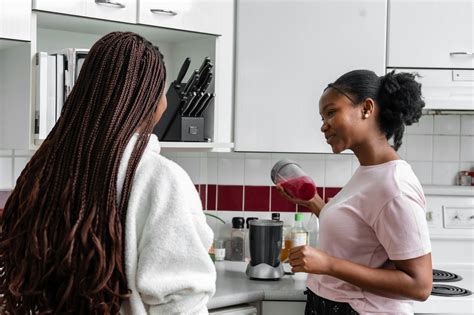 30대 가정 생활 가정의 간식 갈색 머리 국내 현장 긴 머리 나무 캐비닛 단순한 생활 디저트 라이프스타일 머리 보다 수직 쐈어 슬픈 실내