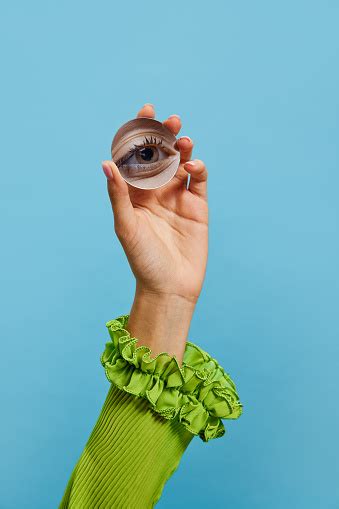 근접 촬영 파란 배경 위에 고립 된 소녀의 눈을 반사하는 작은 거울을 들고있는 여성의 손 스타일 아름다움 예술의 개념 20 24세에 대한 스톡 사진 및 기타 이미지 Istock