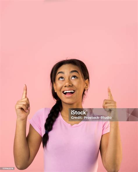 여기 봐 흥분 된 소녀 가리키는 손가락 까지 에 복사 공간 가리키기에 대한 스톡 사진 및 기타 이미지 가리키기 놀라움 동양인 Istock