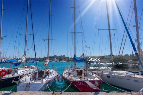 로도스 그리스8 월 2016 Mandraki 오래 된 항구에 앵커 럭셔리 크루즈 요트는 배경에서 기사의 그랜드 마스터의 궁전과 맑은 푸른 하늘과 맑은 날에 대 한 부두