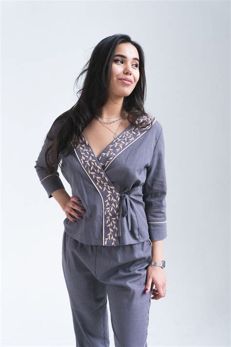 Льняной костюм на завязках Костюм