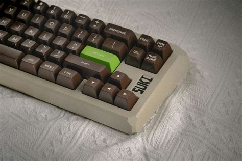 테이블 위에 놓인 컴퓨터 키보드 사진 Unsplash의 무료 Pc 게임 설정 이미지