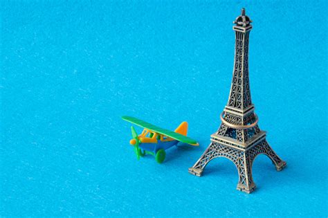 장난감 비행기와 Eifel 타워 모델입니다 유명한 프랑스 랜드마크와 비행기의 미니어처 파리 기념품 개념 강철에 대한 스톡 사진 및 기타 이미지 Istock