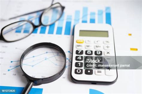 차트 그래프 용지에 돋보기 금융 개발 은행 계좌 통계 투자 분석 연구 데이터 경제 개발에 대한 스톡 사진 및 기타 이미지 개발 검사 보기 경제 Istock