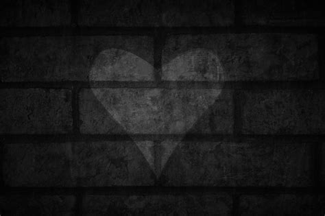 사랑 테마 발렌타인 데이 결혼 기념일 축하 한 그린 빛바랜 번진 회색 심장 위에 수평 어두운 검은 색 오래 된 소박한 풍화 긁힌