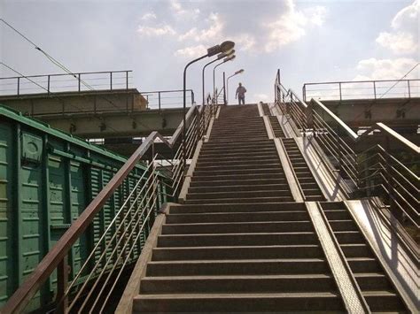 Снесённый старый пешеходный мост на платф Москворечье Москва