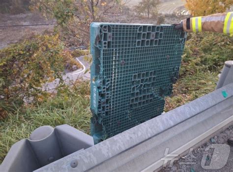 고속도로 달리던 화물차서 떨어진 이것 피하려다차량 7대 연쇄 사고