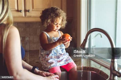 엄마와 귀여운 어린 딸이 집에서 함께 싱크대에서 사과를 씻고 가정 생활 2 3 살에 대한 스톡 사진 및 기타 이미지 2 3 살 2명 35 39세 Istock