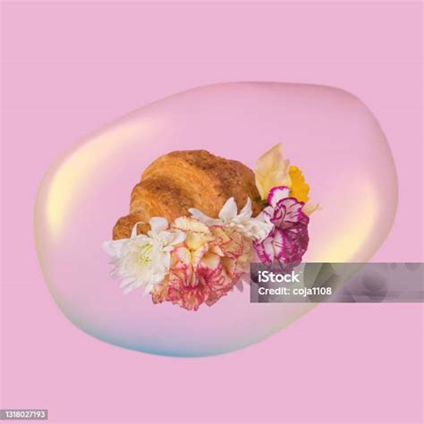 파스텔 핑크 배경에 다양한 다채로운 꽃과 거품에 크루아상으로 만든 창조적 인 아이디어 최소한의 봄이나 여름 컨셉 0명에 대한