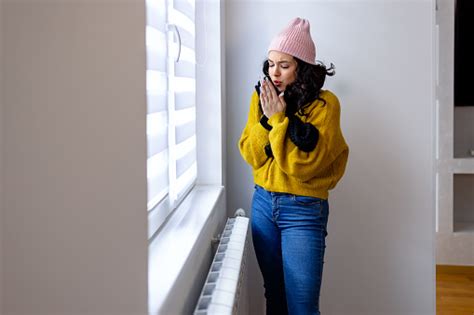 따뜻한 옷을 입은 여자가 집에서 얼어 붙어 라디에이터 옆에 서서 따뜻하게하려고합니다 겨울에 대한 스톡 사진 및 기타 이미지 겨울 에어컨 공기조화 Istock