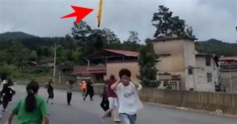 “하늘에서 ‘거대한 연기 기둥 추락”…중국인들 혼비백산 정체는 [포착] 영상