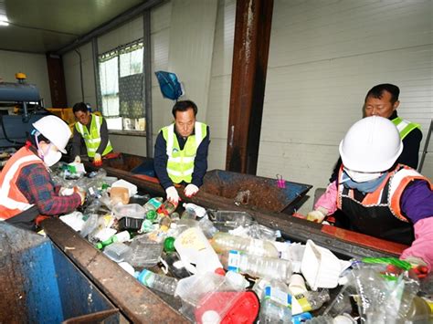 정동균 군수 쓰레기 재활용품 선별 현장체험