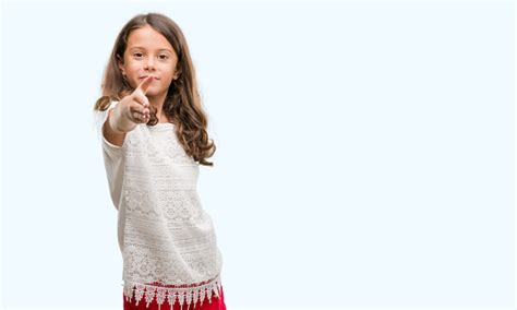 갈색 머리 히스패닉 여자 웃 고 인사 하 고 환영으로 제공 하는 친절 한 악수 성공적인 사업입니다 T 셔츠에 대한 스톡 사진 및 기타 이미지 Istock