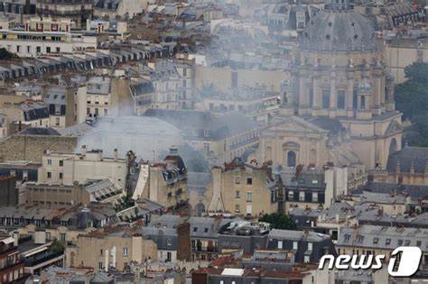 [사진] 가스폭발로 자욱한 연기로 뒤덮인 파리 5구 뉴스1