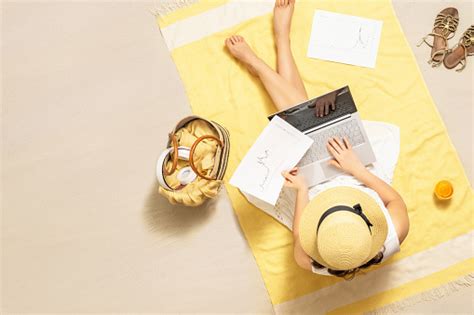 사업가 프리랜서 는 모래 해변의 비치 타월에 앉아 그래픽과 차트와 노트북에서 작업 주스를 마시는 여름 방학 공중 보기 거래자에 대한 스톡 사진 및 기타 이미지 Istock