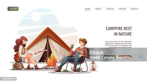 컵과 모닥불에 의해 앉아 마시멜로와 여자남자 여름 캠핑 여행 여행 하이킹 캠핑 자연 여행 개념 앉음에 대한 스톡 벡터 아트 및