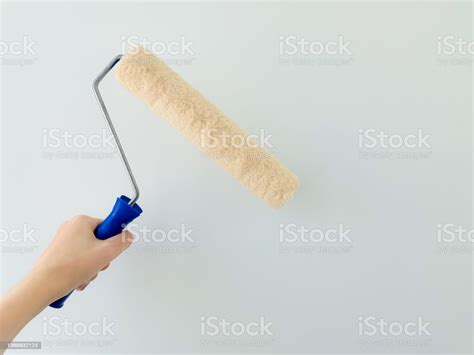 소녀는 흰색 페인트로 벽을 칠합니다 벽 페인트 롤러가있는 여성의 손이 복사 공간으로 닫힙니다 Diy에 대한 스톡 사진 및 기타 이미지 Istock