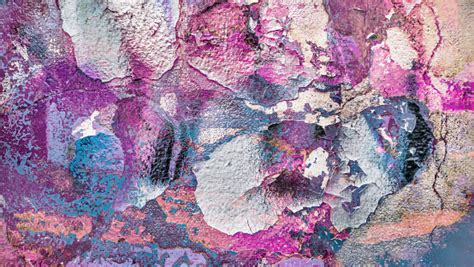 그런 지 오래 된 풍화 콘크리트 벽은 흰색 주황색 보라색 자홍색 에메랄드 그린 페인트 고해상도 배경 질감의 여러 층이 벗겨진 금이 간 것입니다 스톡 사진 때묻은에 대한 스톡