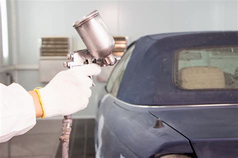 기업가 사업가 작은 사업 소유자 페인트 차고 자동차 수리 점 화사 한 노동자 는 스프레이 총을 들고 Ppe 정장과 먼지 마스크를