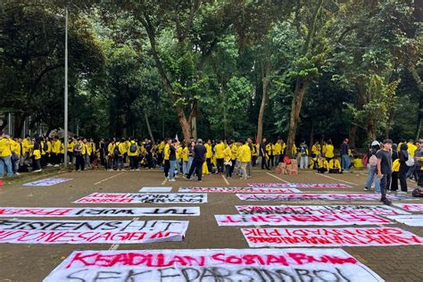 Ragam Spanduk Nyeleneh Di Tengah Demo Mahasiswa Indonesia Gelap