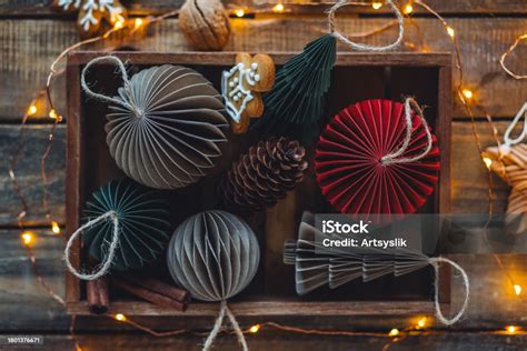 제로 웨이스트 크리스마스 트리 공예 장식에 대한 아이디어 Diy 휴일 창조적 인 장식의 개념 손수 만든 종이 접이식 장난감 나무 화환 아늑한 가정 분위기 새해 미학 축제