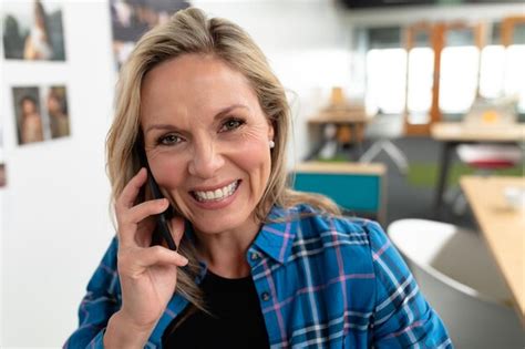 Premium Photo Female Graphic Designer Talking On Mobile Phone In Office
