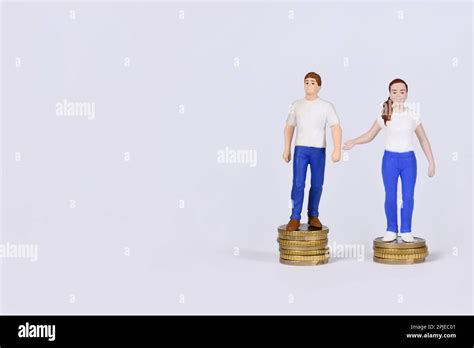 Concept d écart de rémunération entre les sexes avec homme et femme debout sur différentes