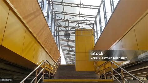 경전철 역 노란색 패널과 유리 지붕으로 만든 계단과 난간이있는 버스 정류장 및 보행자 지하도 설계 Lightrail에 대한 스톡 사진 및 기타 이미지 Istock